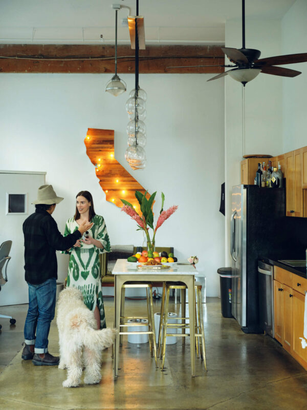 Christa B.Allen（女優）とChuck Krall（フォトグラファー）の居住空間。LAダウンタウンで出会った、アーティストの暮らし ...