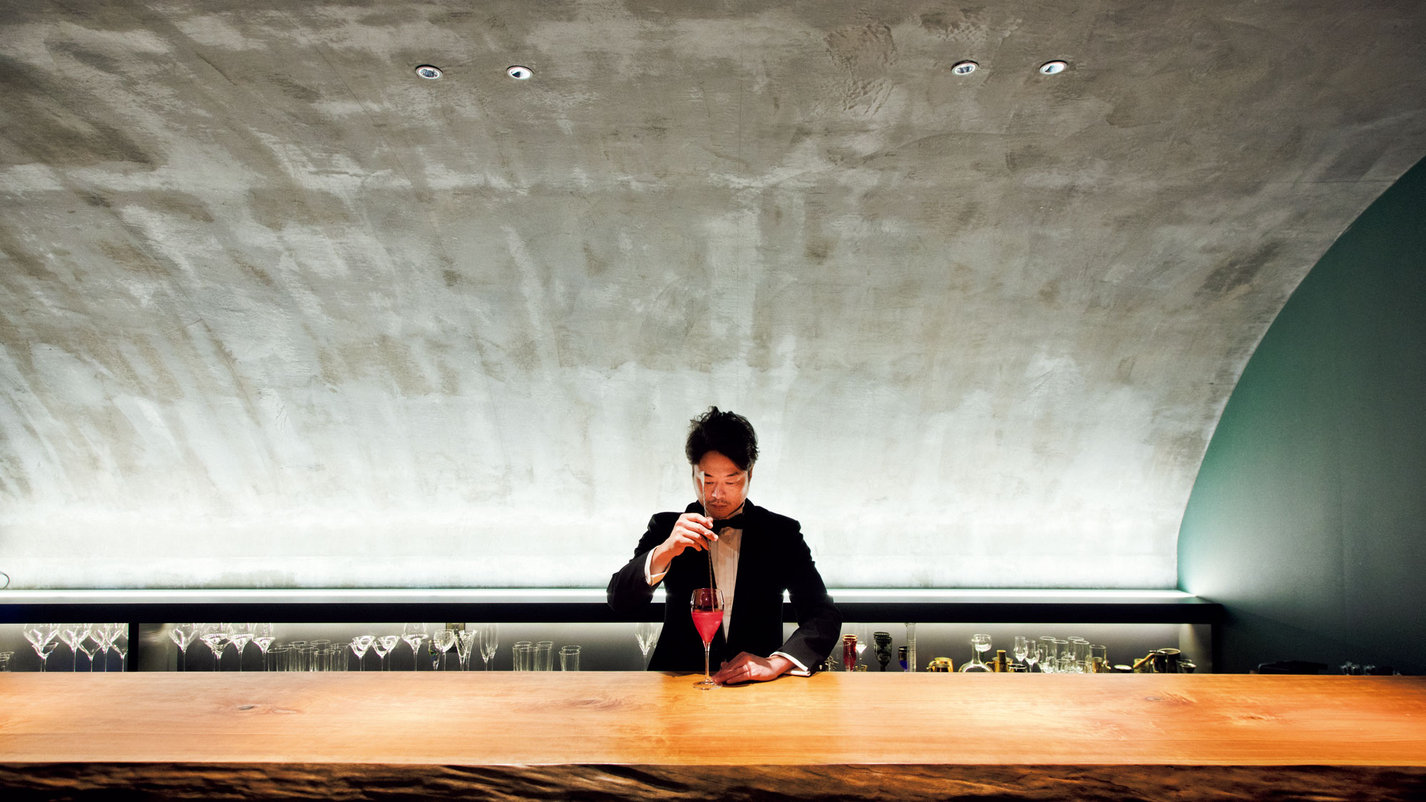 バーと温泉は相性抜群です。腕利きバーテンダーの宿〈草津温泉VAN〉で、創作カクテルと稀代の名湯を | ブルータス| BRUTUS.jp