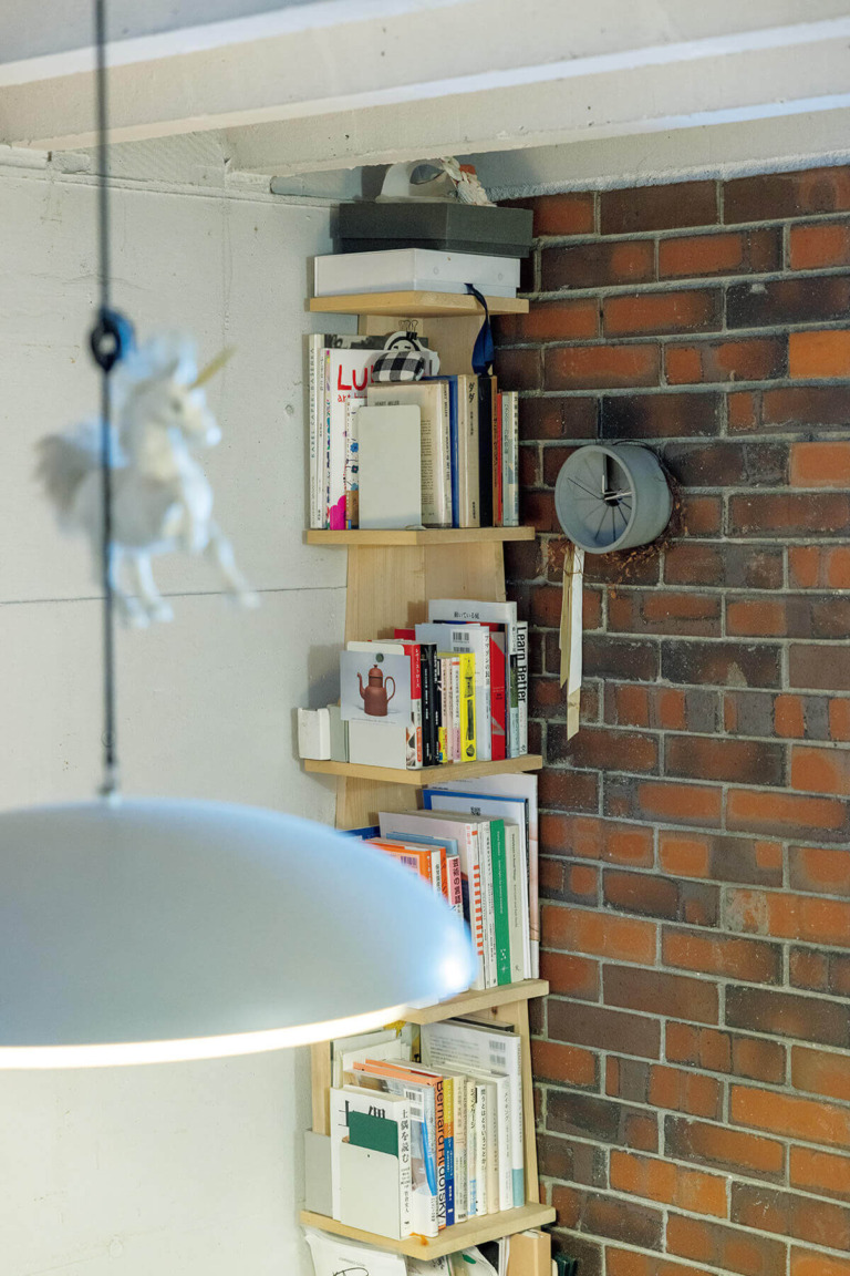 〈graf〉代表・服部滋樹の、人生の年表のような本棚と体験を促す装置としての本 | ブルータス| BRUTUS.jp