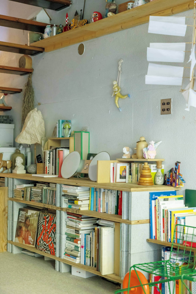 〈graf〉代表・服部滋樹の、人生の年表のような本棚と体験を促す装置としての本 | ブルータス| BRUTUS.jp