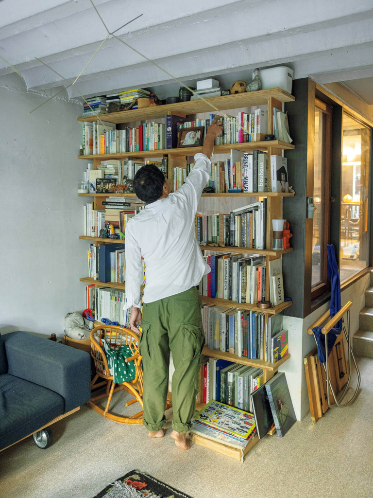 〈graf〉代表・服部滋樹の、人生の年表のような本棚と体験を促す装置としての本 | ブルータス| BRUTUS.jp